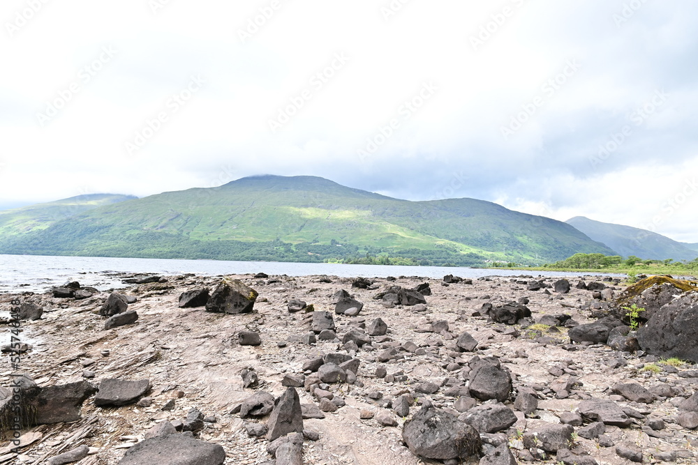 See Loch Awe mit steinigem Stand und Küstenlinie, Schottland Stock ...