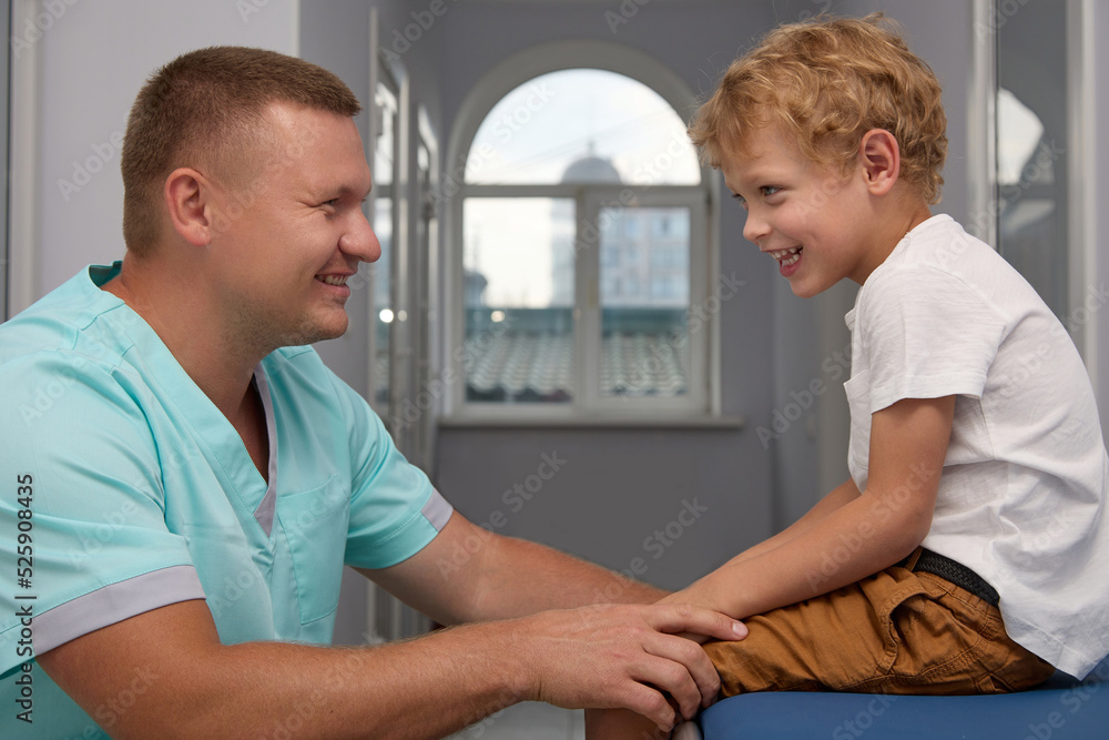 Kind doctor relieves tension of little boy before examination with help ...