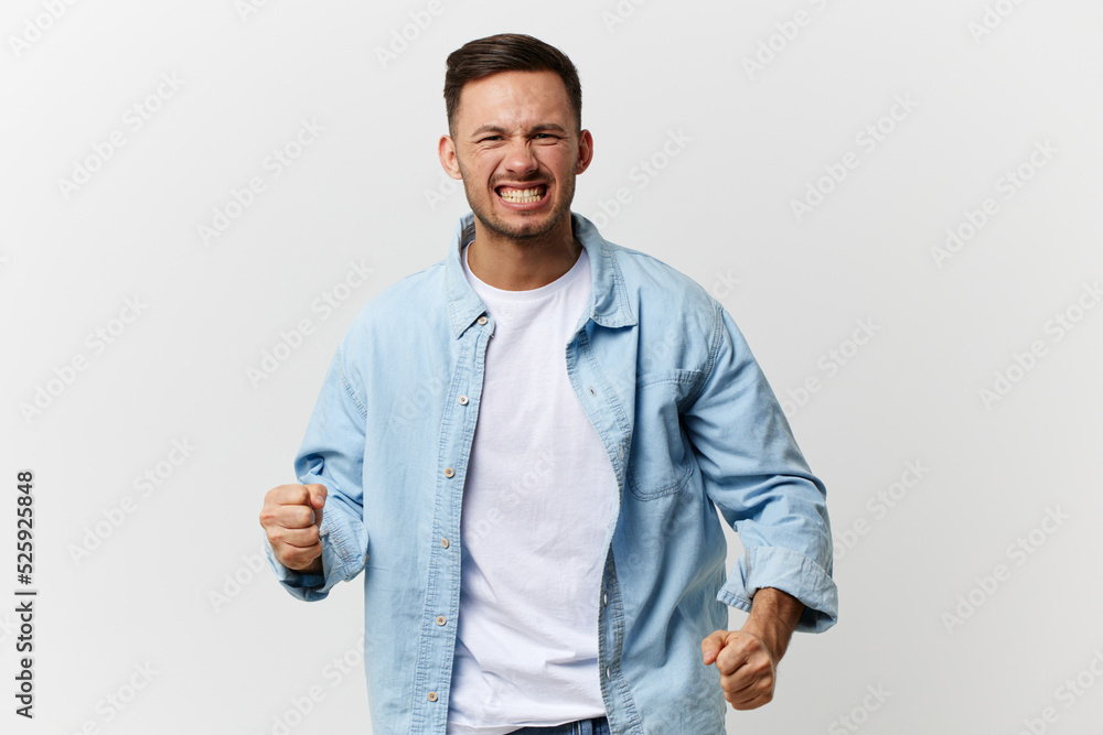 Angry irritated tanned handsome man in blue basic t-shirt scream growl ...