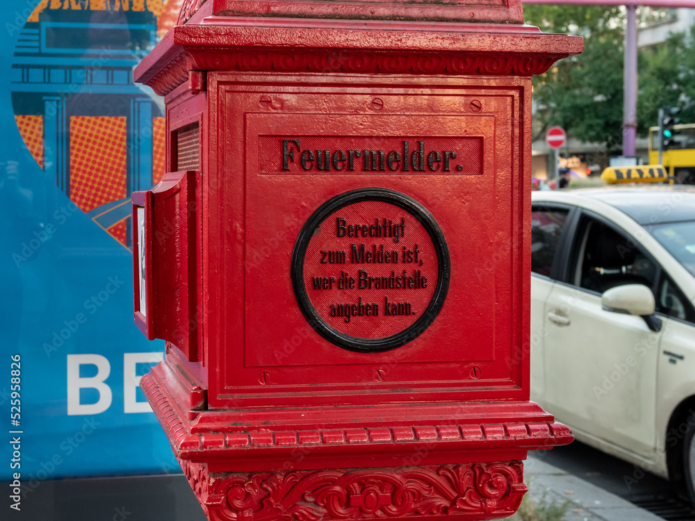 Fotka „BERLIN, GERMANY - 12. August 2022: Old fire alarm in the ...