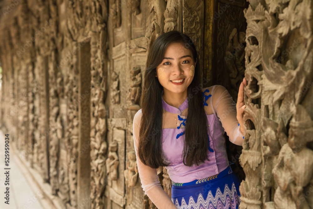 Myanmar woman in Burmese traditional dress at Shwenandaw Kyang ...