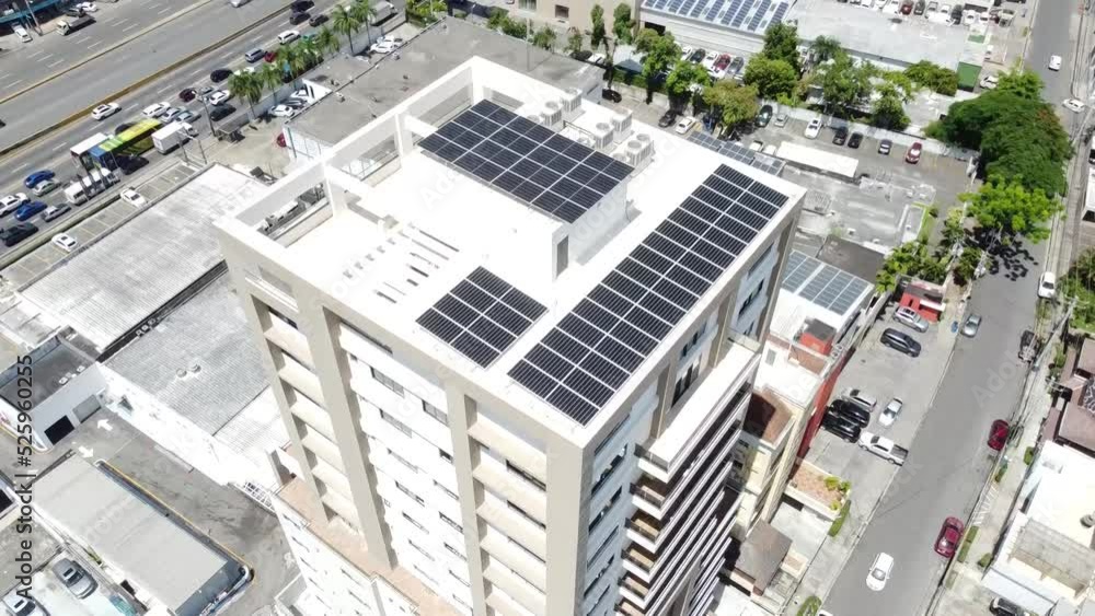 Toma de drone captando paneles solares en alto edificio residencial ...