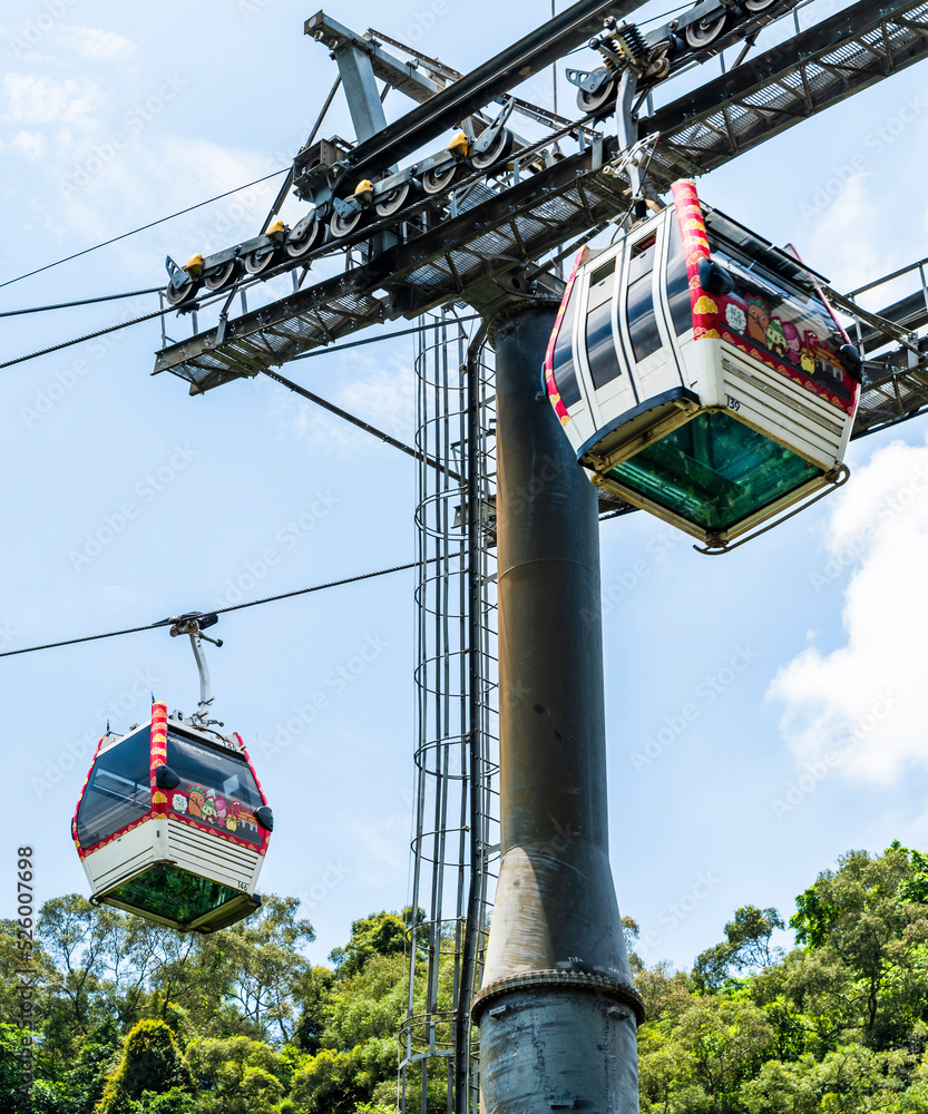 Foto de Taipei, Taiwan-July 5, 2020: Maokong Gondola Cable car moving ...