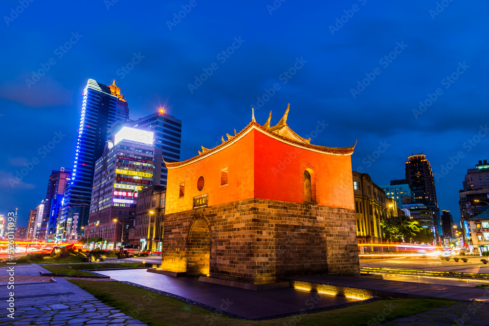 Foto de Taipei, Taiwan- May 8, 2020: Building view of the old City Wall ...