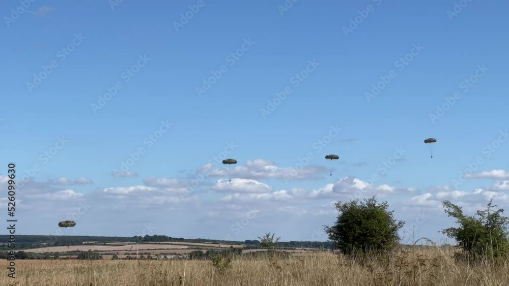 Vidéo Stock British army paratroopers (3 PARA) parachuting on an ...