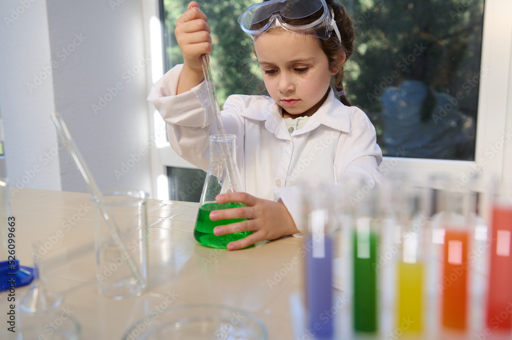 Fotka „Little European preschooler girl making scientific experiments ...
