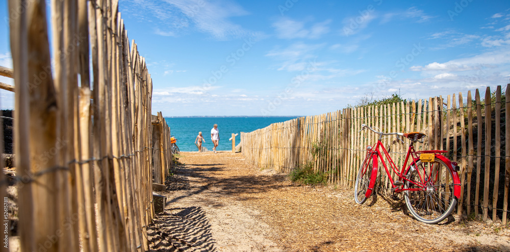 Paysage de bord de mer, chemin donnant accès à la plage et touriste ...
