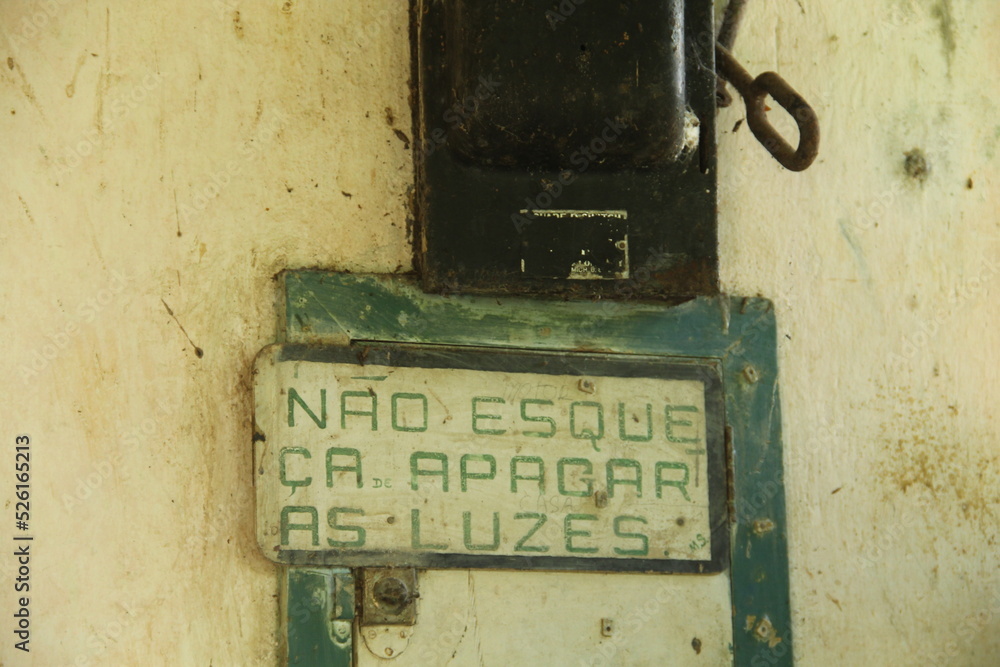 Placa escrito "não esqueça de apagar as luzes" Stock Photo | Adobe Stock