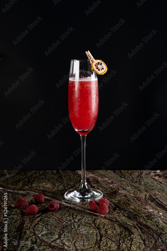 Poster Preparando un Cocktail de frutos rojos servido en copa de ...