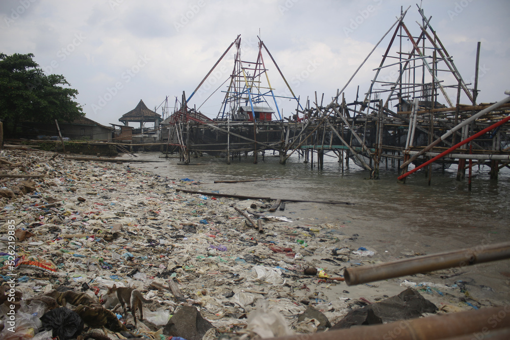 Keramba Apung" adalah alat tradisional Indonesia yang terbuat dari tali ...
