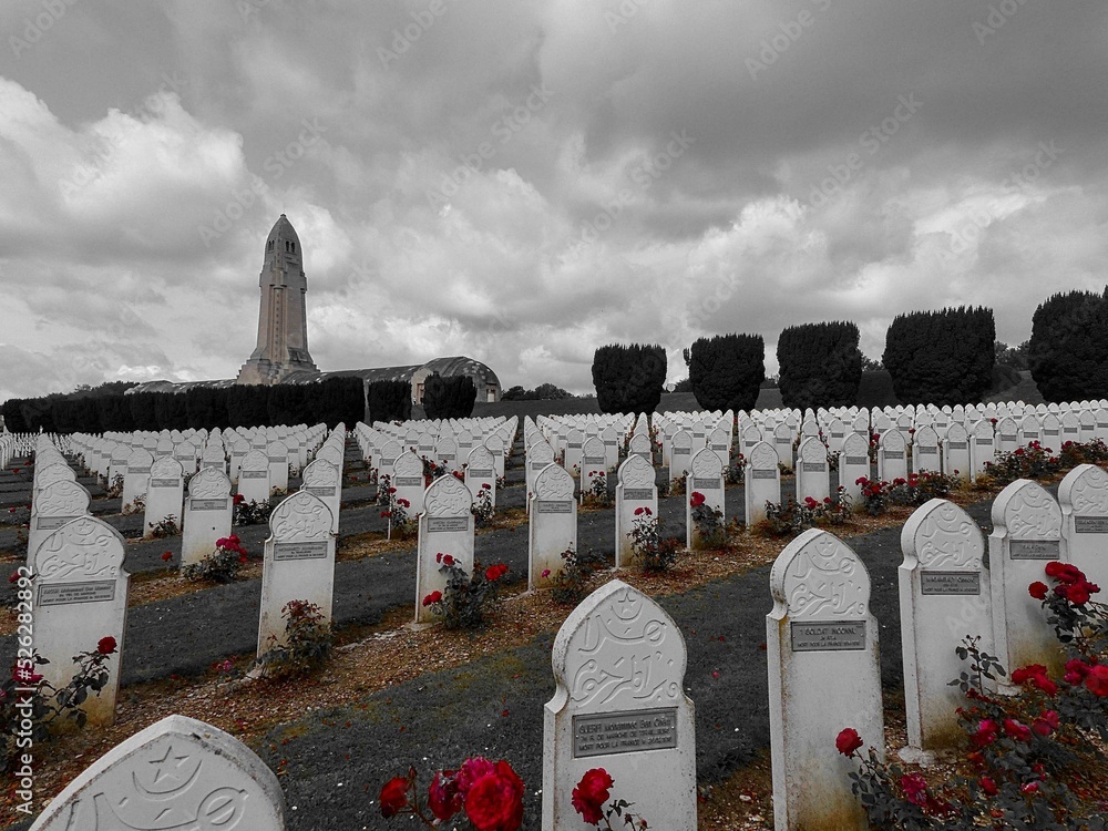 Foto de Ossuary and fort of Douaumont - Military cemetery with ...