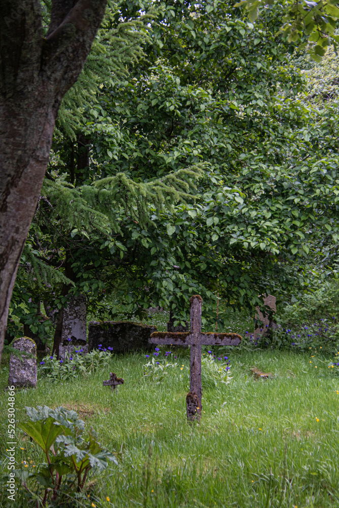 Kreuz und alte Grabsteine auf dem Alten Friedhof Gamli Kirkjugarður in ...
