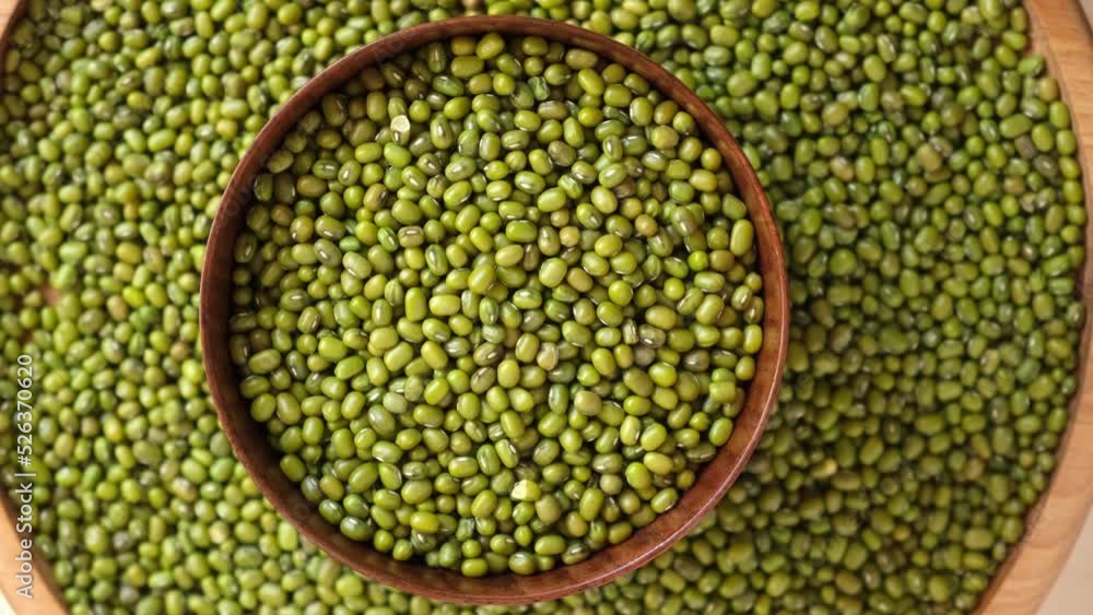 Stockvideo Mung bean seeds for sprouting in a wooden bowl spinning ...