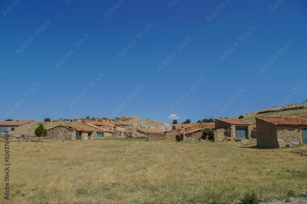 Foto de Aldea agrícola semi abandonada en tierras de Teruel, Aragón ...