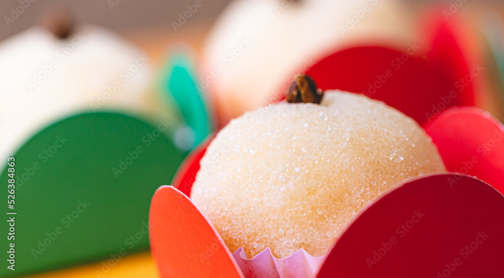 Foto de Beijinho de coco, doce brasileiro. O beijinho é um doce a base ...