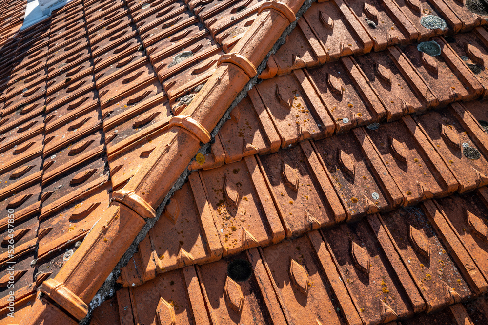 toiture d'une maison en tuiles Stock Photo | Adobe Stock