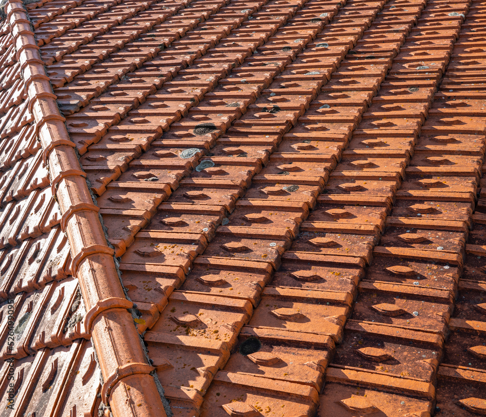 toiture d'une maison en tuiles Stock Photo | Adobe Stock