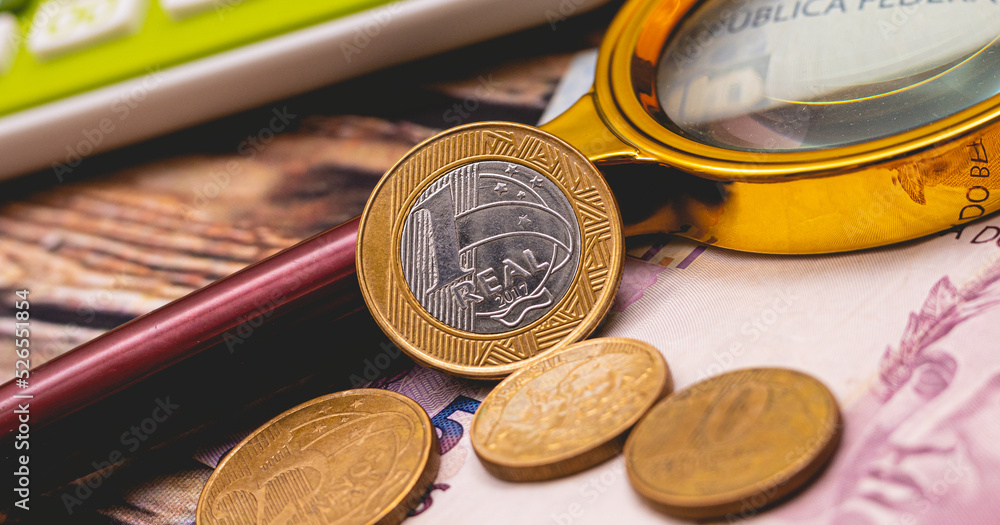 Moedas e Notas do Real Brasileiro. Uma moeda de 1 Real encostada em uma ...