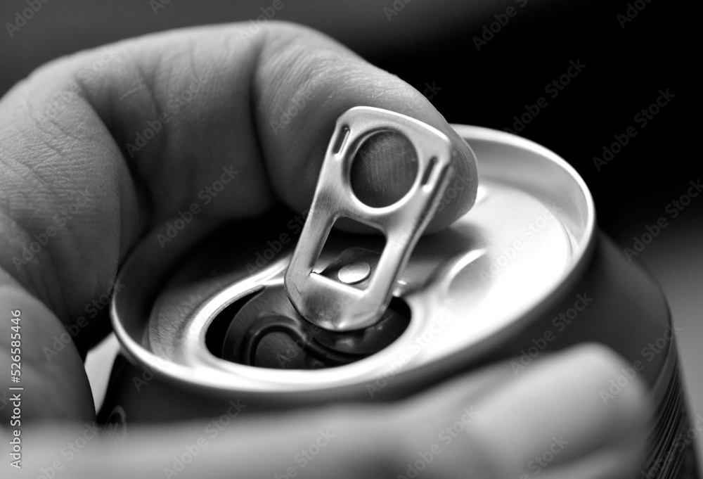 Ouvrir une canette en aluminium Stock Photo | Adobe Stock