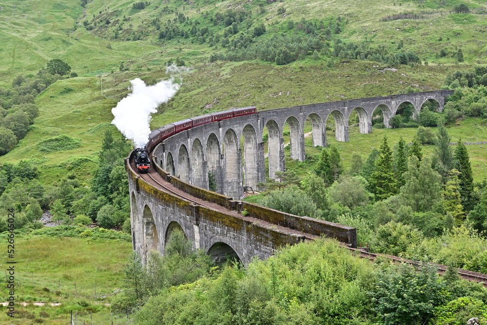 Hogwarts Express (Jacobite Steam Train) fährt über das Eisenbahn ...