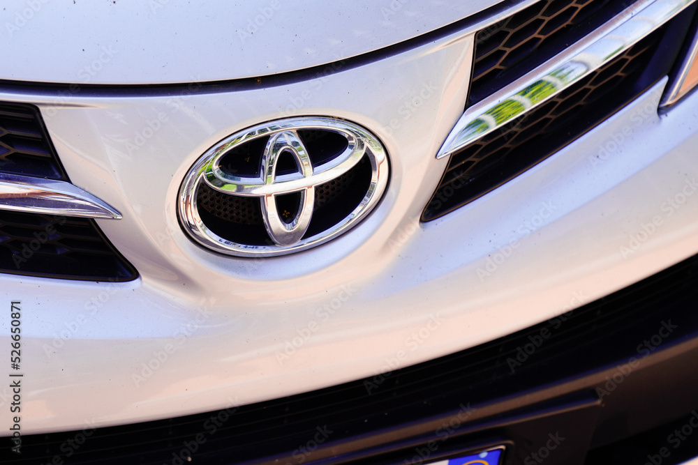 Toyota Logo sign and text brand japan car yaris foto de Stock | Adobe Stock