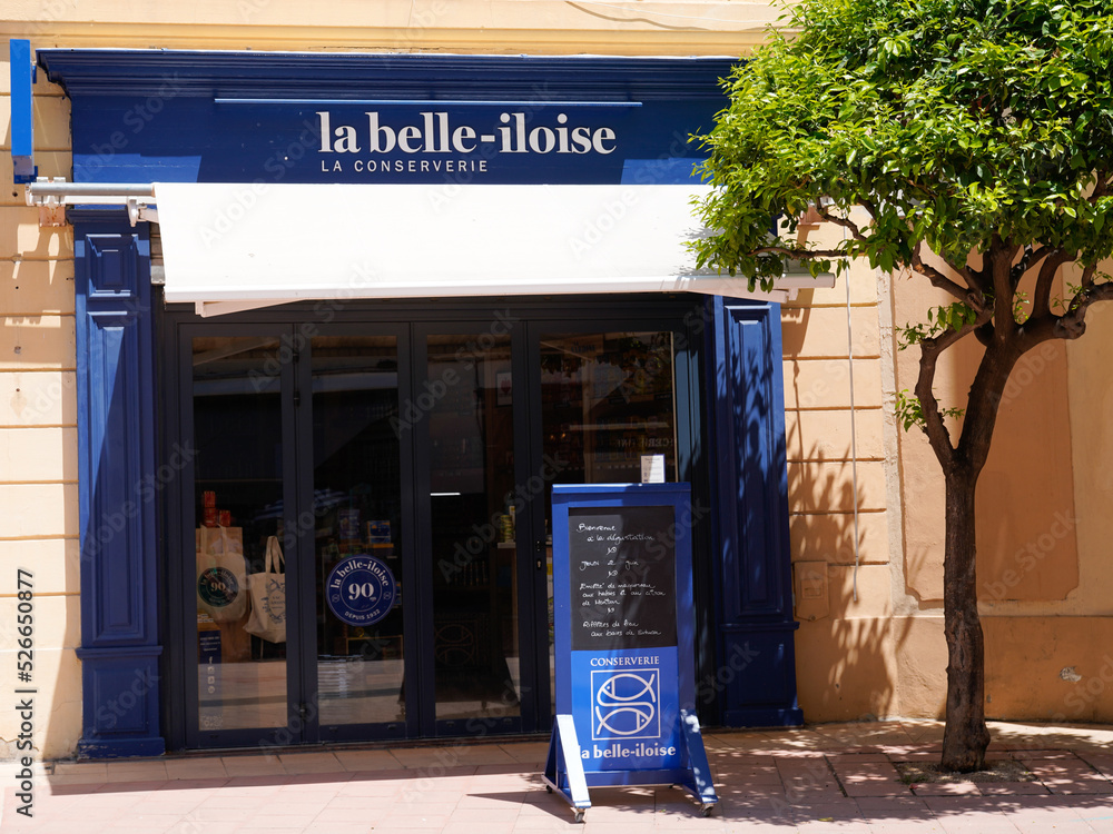 La Belle iloise logo store sign and brand text on facade entrance of ...