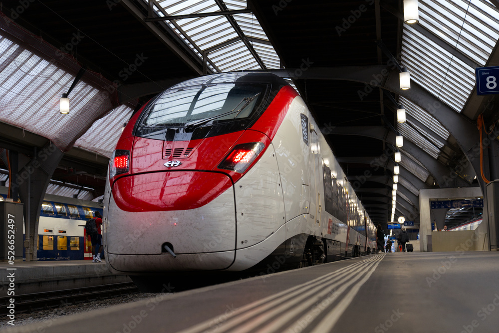Foto de Intercity train of Swiss Railway SBB at main railway station at ...