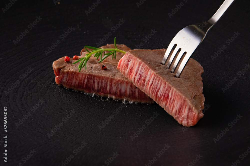 牛ヒレ厚切りステーキ持ち上げ Thick-sliced beef fillet steak Stock Photo | Adobe Stock
