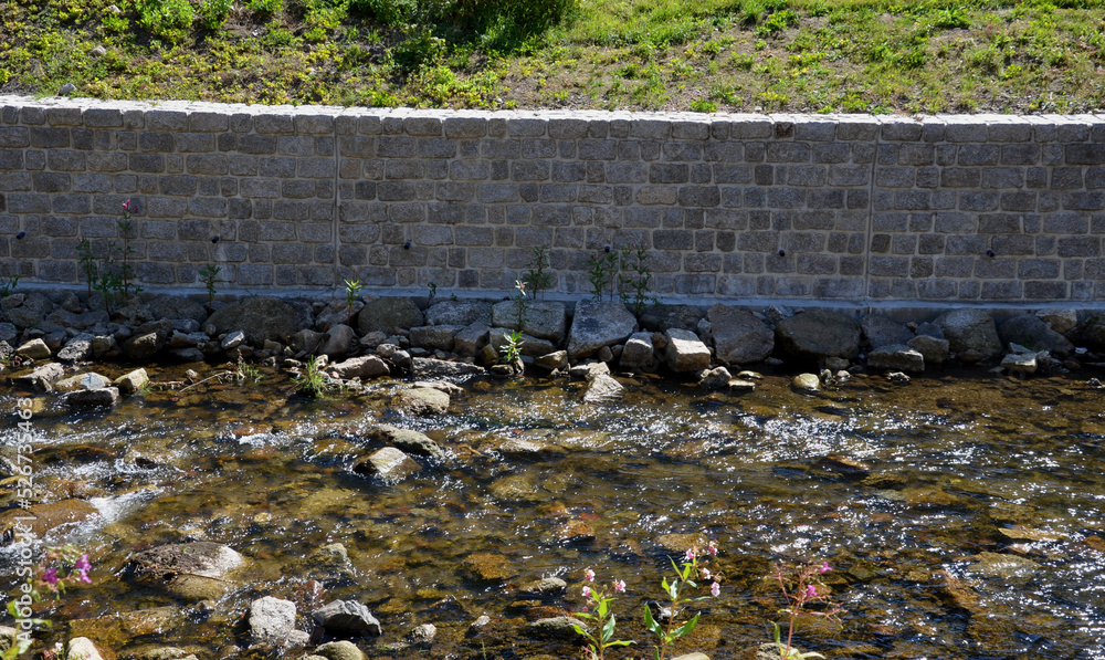 Foto de restoration of the retaining wall directly above the mountain ...