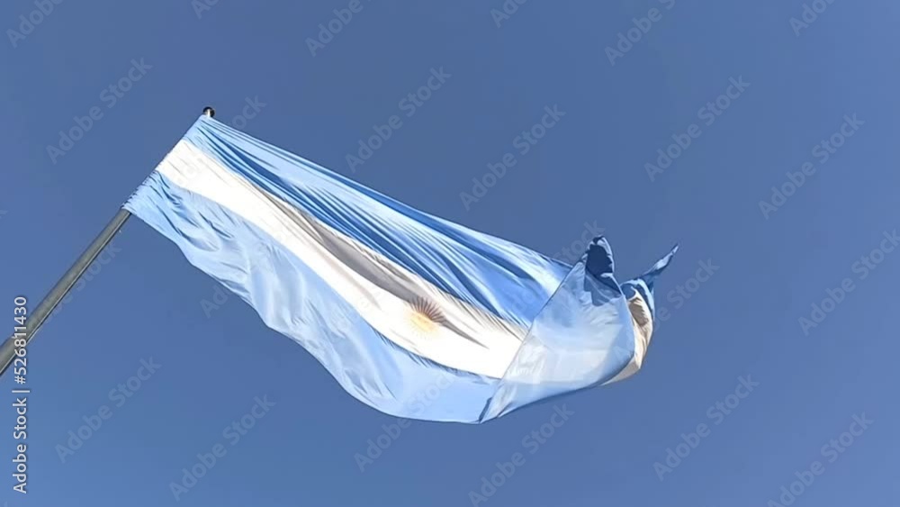 Video Stock Bandera Argentina flameando con cielo azul. mucho viento ...