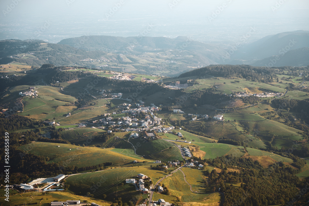 Foto de Panorama of the Lessini mountains. Lessinia National Park, near ...