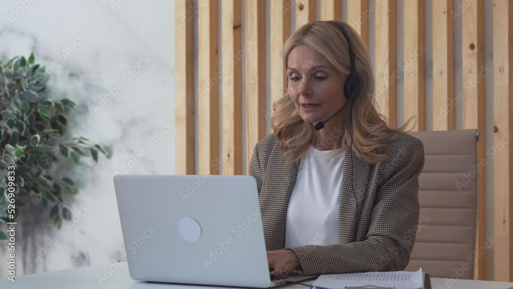 Video „Cinematic storytelling video of a business working day in the ...