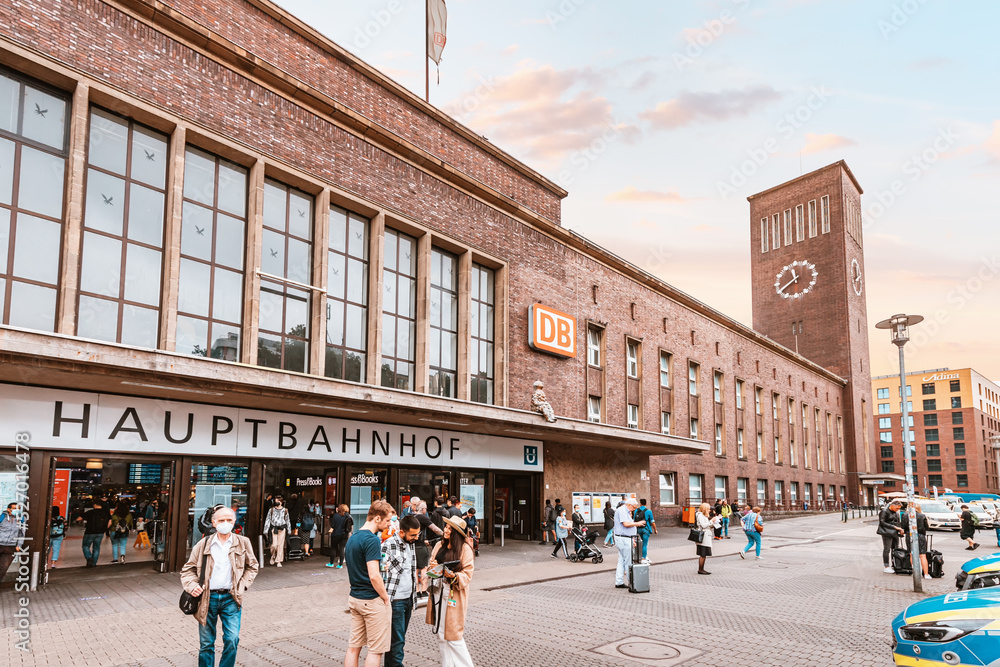 Foto de 21 July 2022, Dusseldorf, Germany: People and passengers at the ...