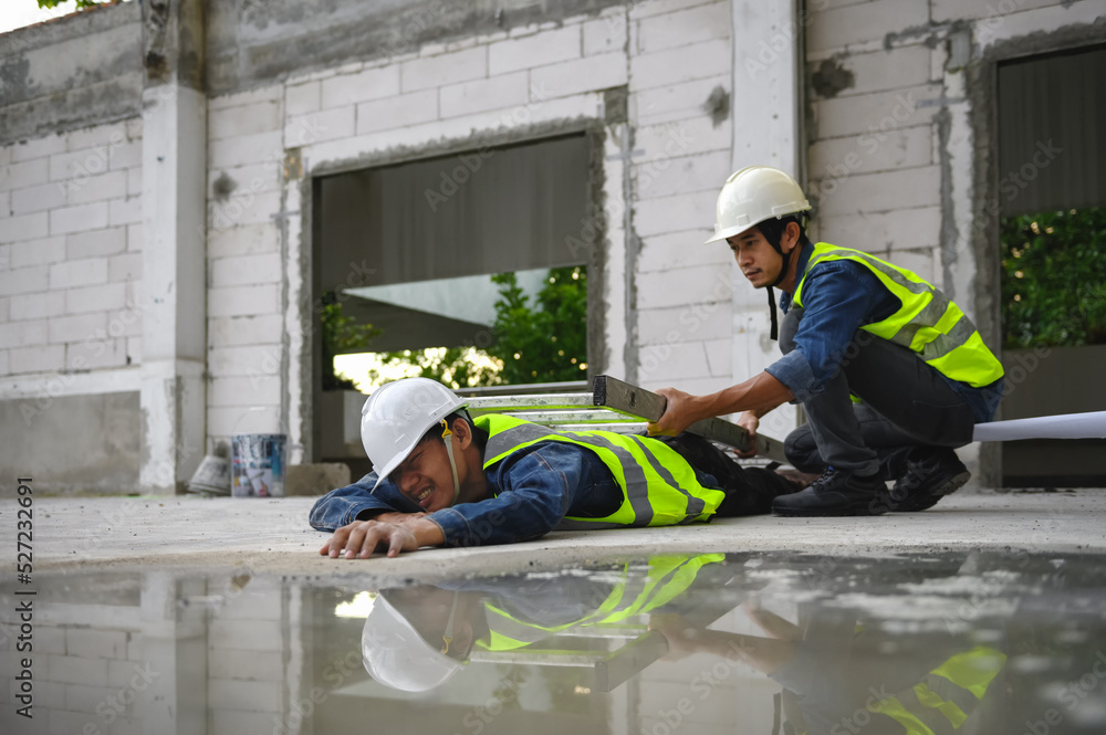 Foto Stock Accidents of builder in the workplace at construction site ...