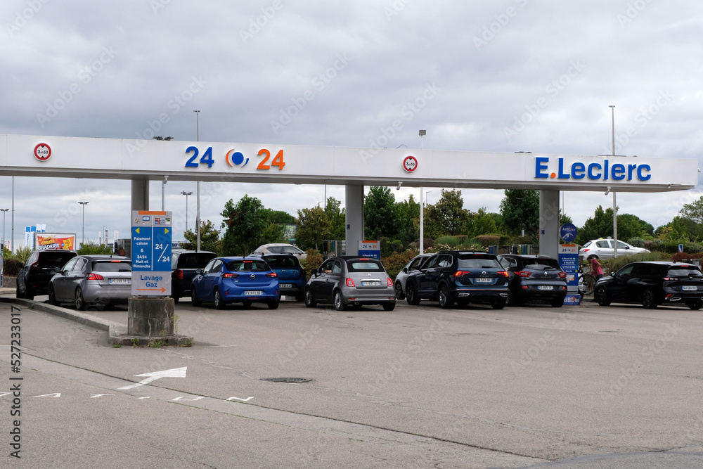 Station service E.Leclerc en libre-service de la ville de Vannes en ...