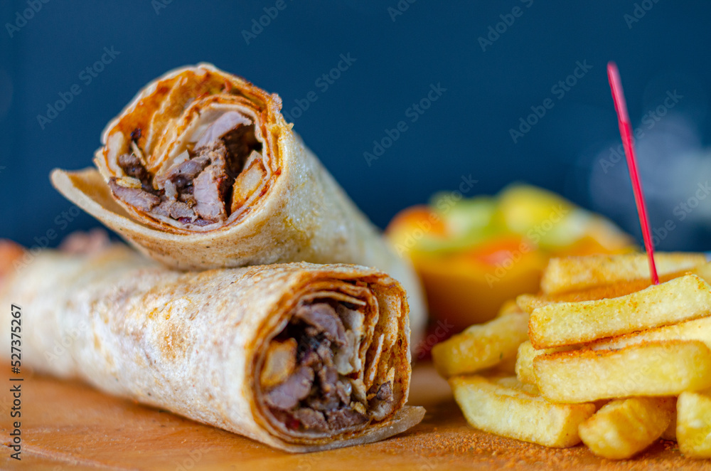 Foto de Doner kebab wrap in lavash bread. Traditional Turkish cuisine ...