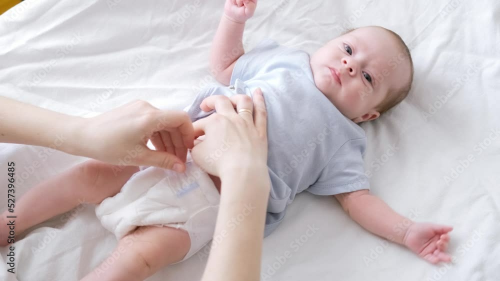 Mother changes diapers to her newborn baby, Little boy on changing ...