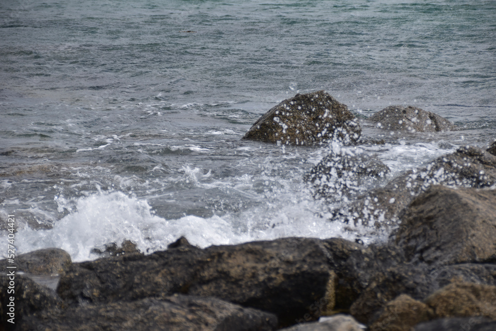 Das Meer ist wellig und bricht wild mit spritzendem Wasser und Gischt ...