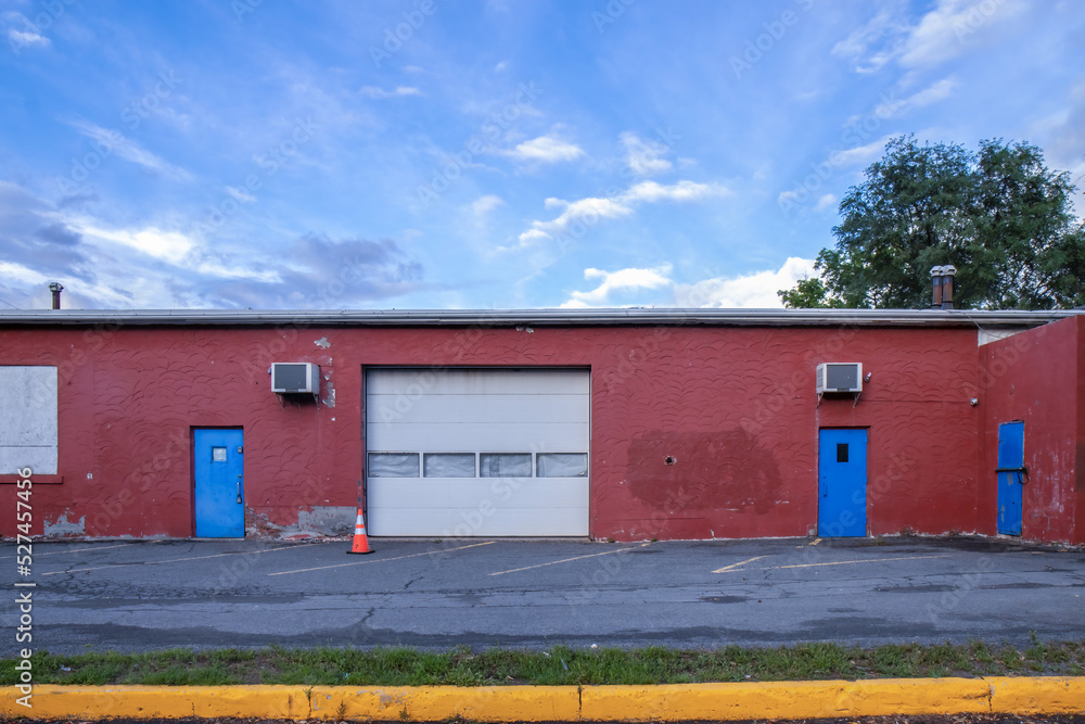 Foto de Facade of an abandoned and rundown red painted concrete block ...