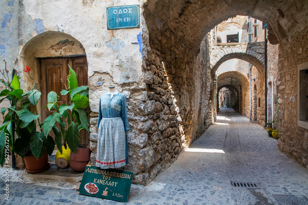Foto de Chios Island, Greece - August 27, 2022. Mesta village street ...