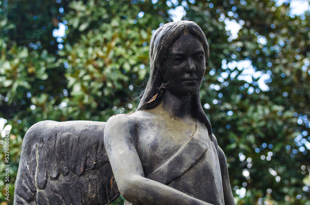La statua bronzea di un angelo su una tomba dell cimitero maggiore di ...