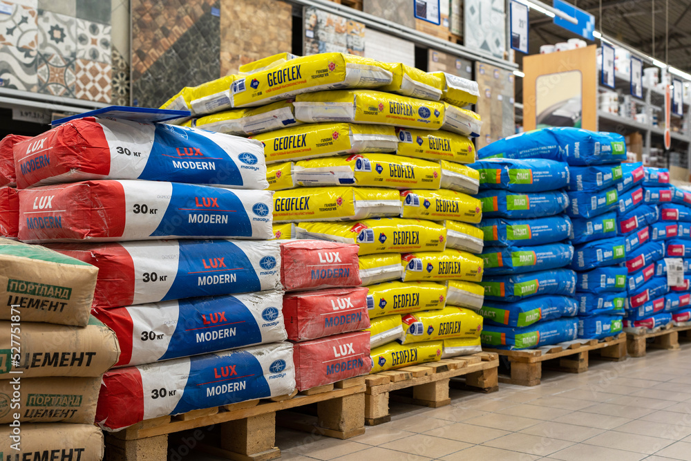 Foto de Large selection of building materials are sold in a hardware ...