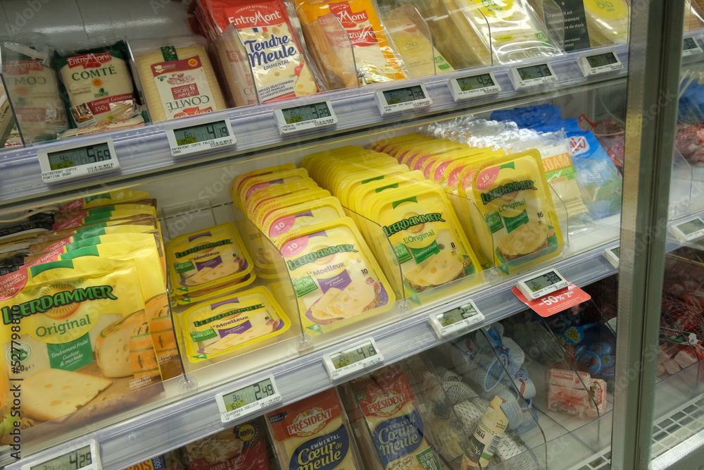 Vannes, France, 24 août 2022 : Rayonnages de différentes marques de ...