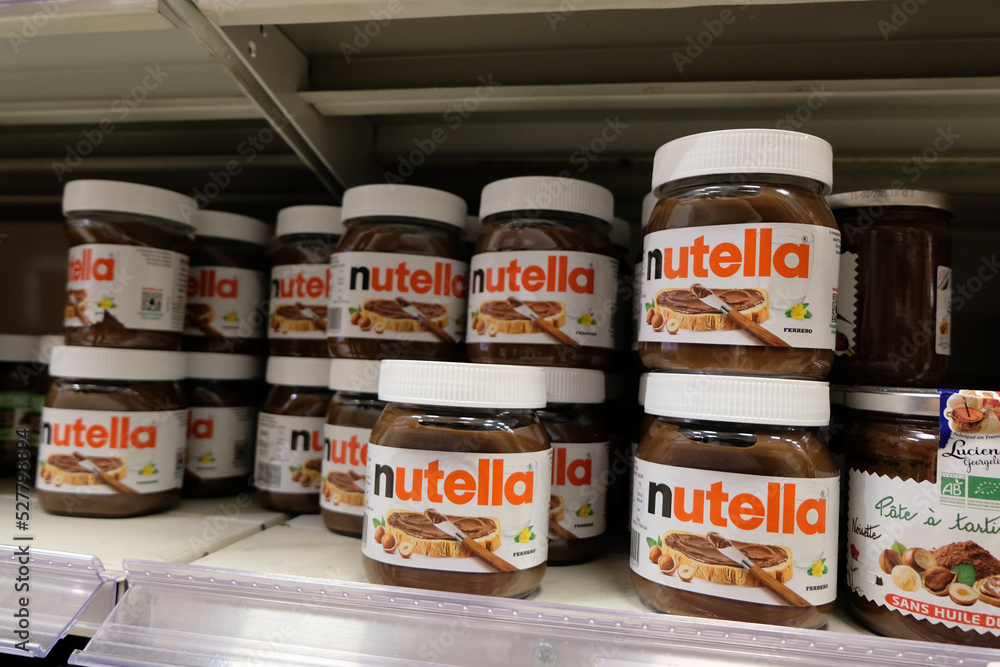 Vannes, France, 24 août 2022 : Rayonnages de pots de Nutella d'un ...