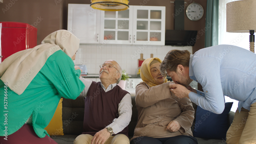 Foto de Happy Muslim family. Muslim Turkish family celebrates Eid al ...