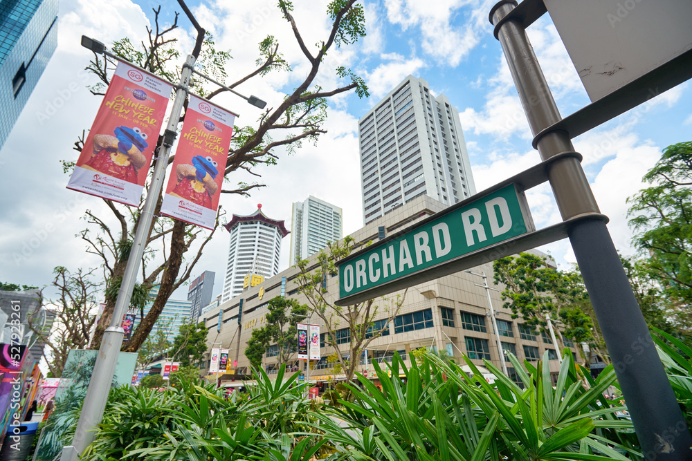 Foto de SINGAPORE - CIRCA JANUARY, 2020: close up shot of Orchard Road ...