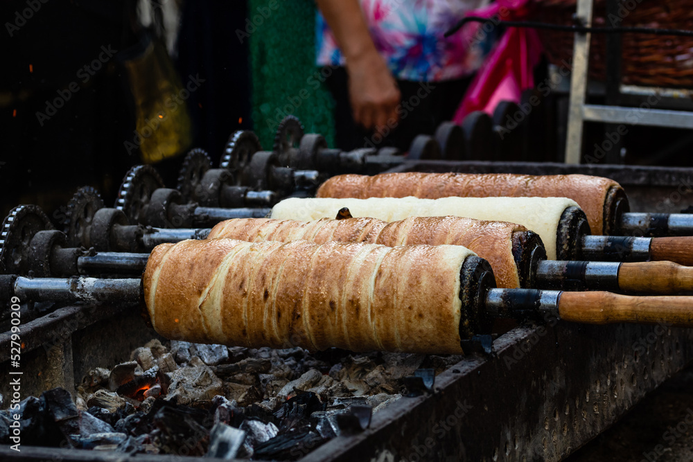 Foto de Kurtos Kolacs (Kürtőskalács). Traditional Hungarian cake, baked ...