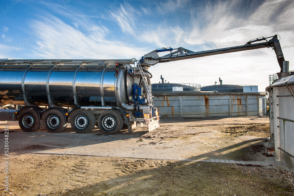 Ein LKW an einer Biogasanlage in Dänemark Stock-Foto | Adobe Stock