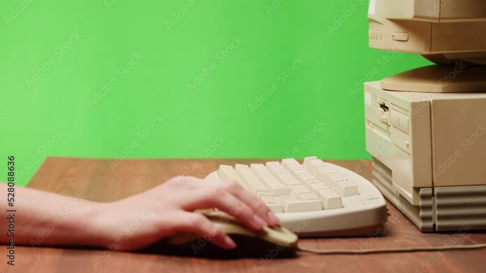 Vidéo Stock Using CD circle disk for old computer and typing on ...