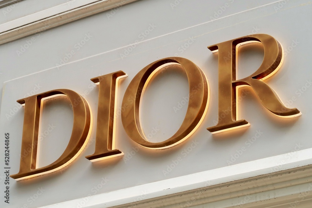 Enseigne / logo de la marque de haute-couture Dior, célèbre entreprise ...